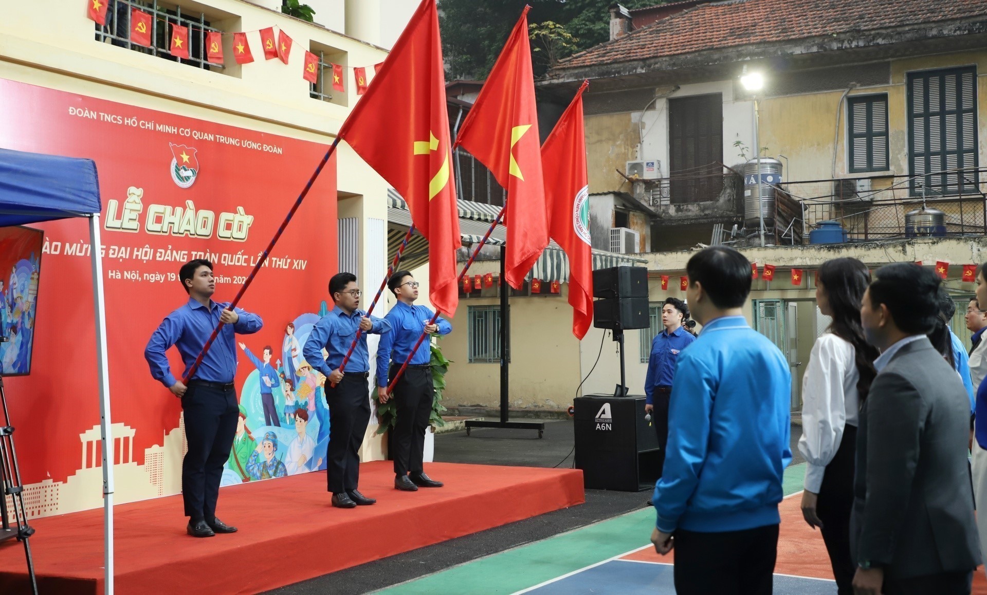 Vietnamese youth support 14th Party Congress with nationwide flag ...