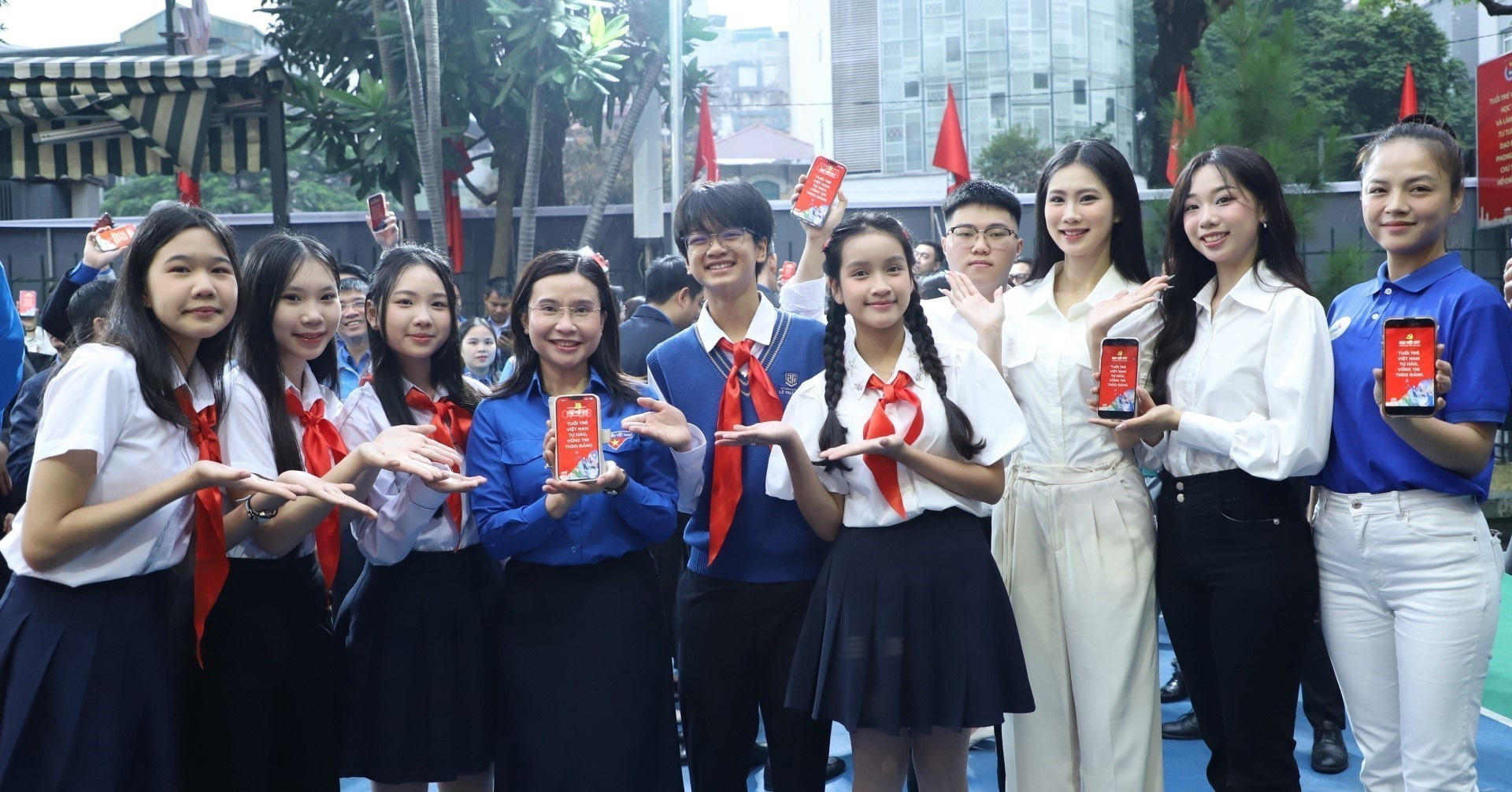 Vietnamese youth support 14th Party Congress with nationwide flag ...